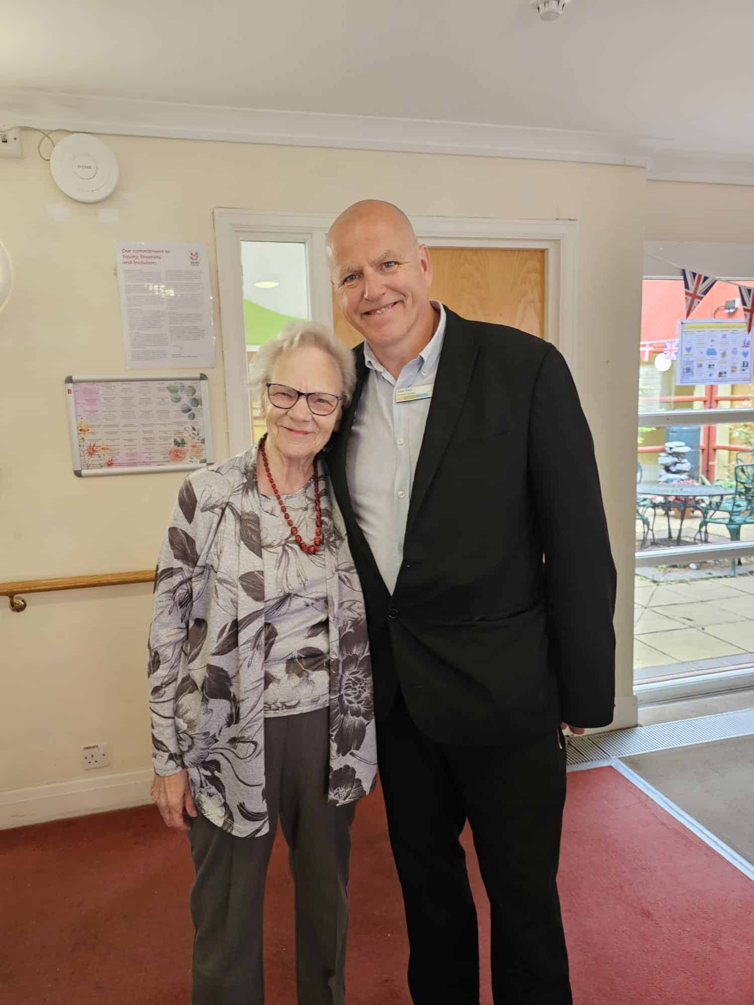 Shannon Court residents and staff celebrate summer sunshine - RMBI